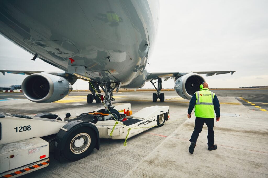 GROUND OPERATIONS & AIRSIDE SERVICES CAREER GUIDE 2026 - Aviation Jobs ...